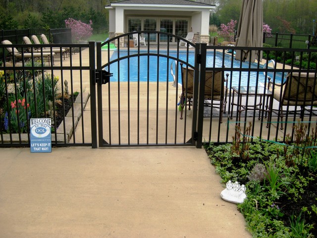 Aluminum Pool Fence with Arched Walk Gate - Traditional - Pool ...