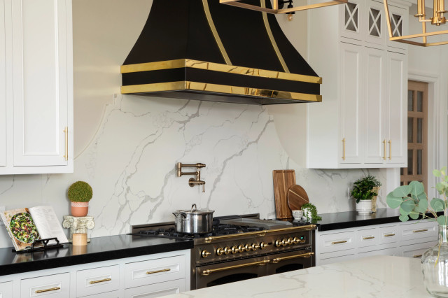 Calacatta Jubilee Quartz & Black Mist Honed Granite Kitchen - Moderne ...