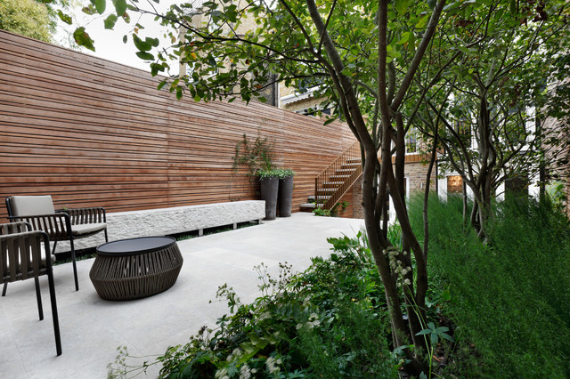 In London, a Crowded Patch of Grass Becomes a Patio for Entertaining