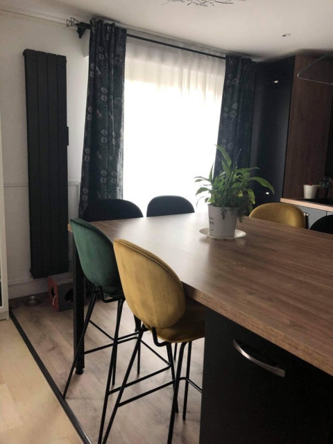 Cuisine ouverte noire et bois moderne chic avec ilot central ...