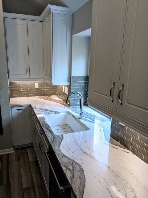 Modern greige kitchen - Moderne - Cuisine - Houston - par Prime ...