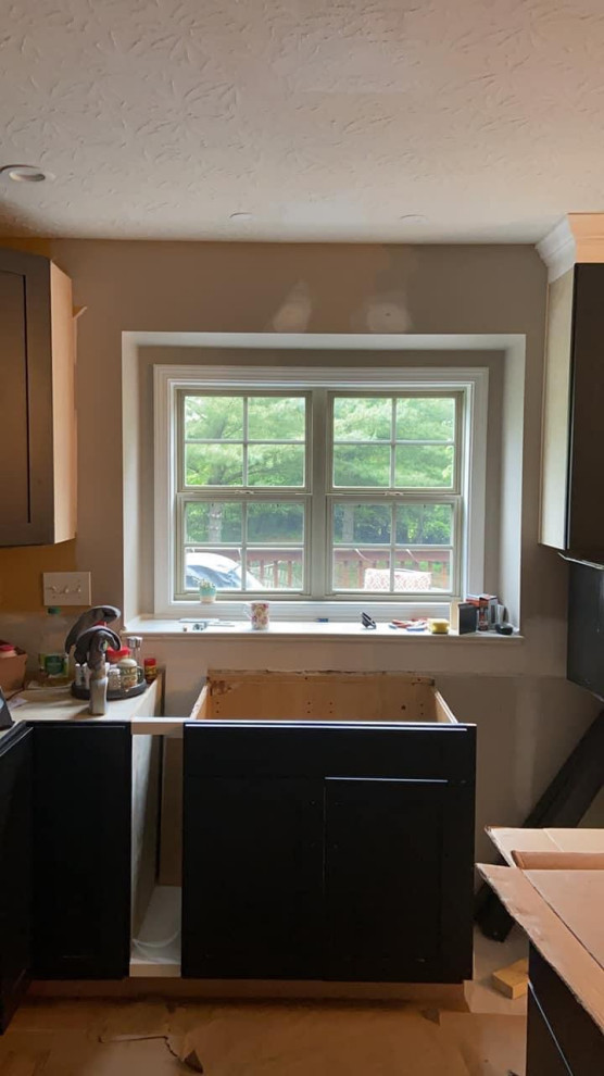 Kitchen cabinets around windows unbalanced
