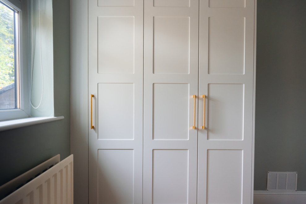 White Shaker Wardrobe & Alcove - Traditional - Wardrobe - Hertfordshire ...