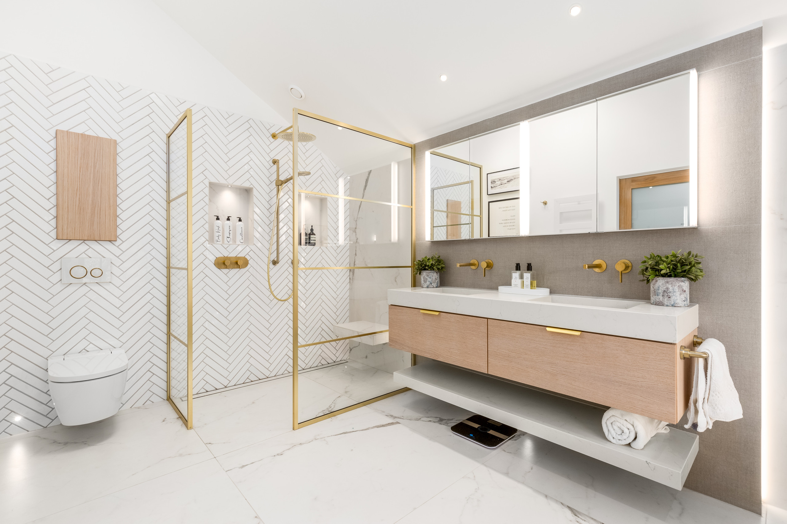 Room Tour: An Extended En Suite Gets the Boutique Hotel Treatment ...