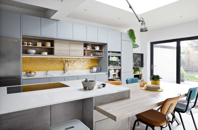 Kitchen Tour: A Modern, Light-filled Space with a Holiday Vibe | Houzz IE