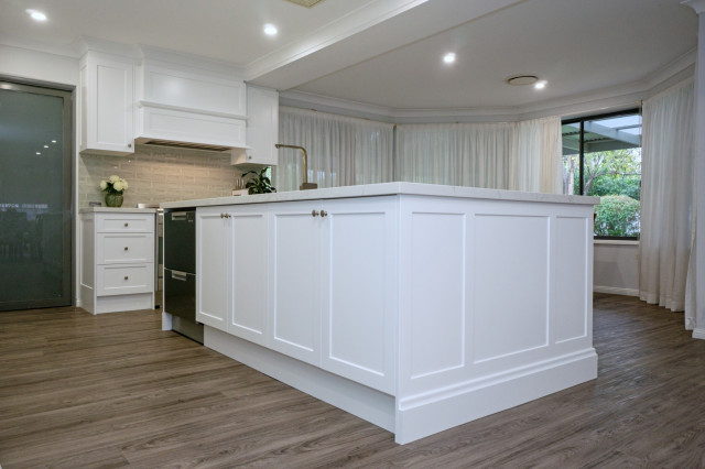 Open Contemporary Hampton Style Kitchen Design with Island Benchtop ...