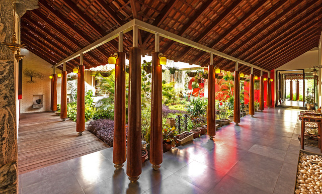 Houzz Tour: A House of Courtyards