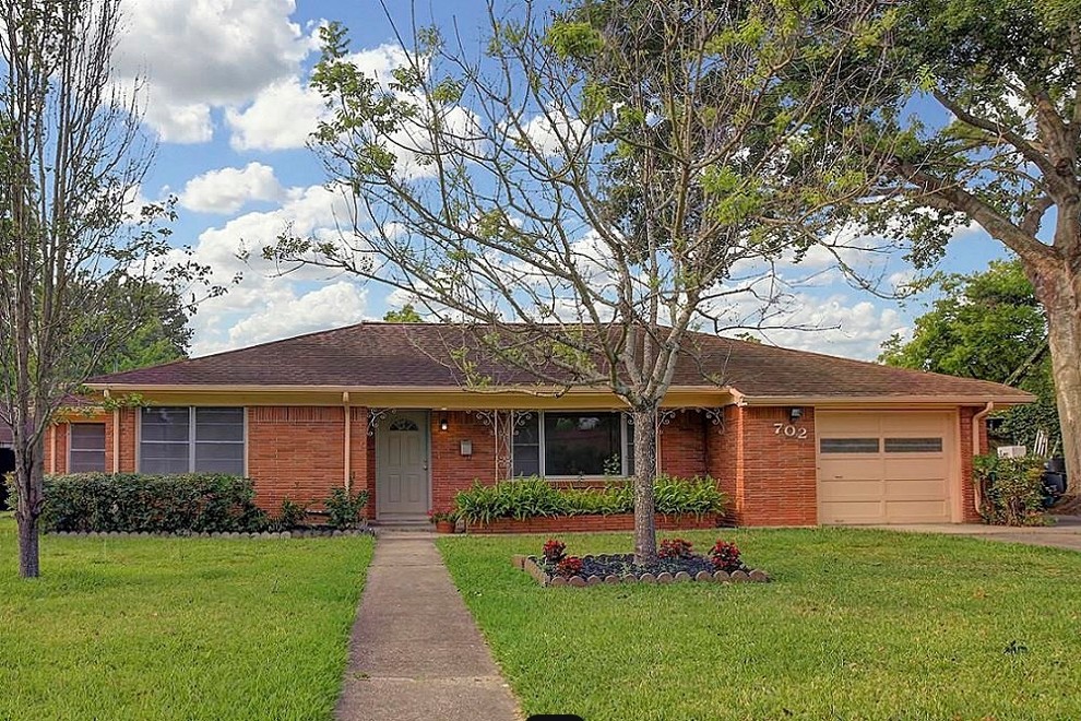 Brick Ranch needs curb appeal exterior makeover