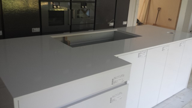 Ashford residence in Silestone Blanco Zeus quartz 20mm - Modern ...