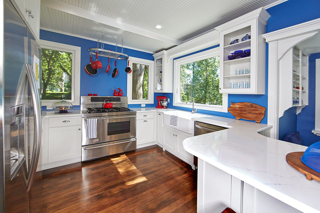 Red, White and Blue Energize a Remodeled River-View Kitchen