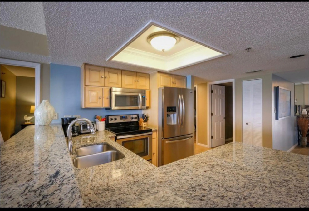 Dies anyone have Sherwin-Williams Topsail on their cabinets?