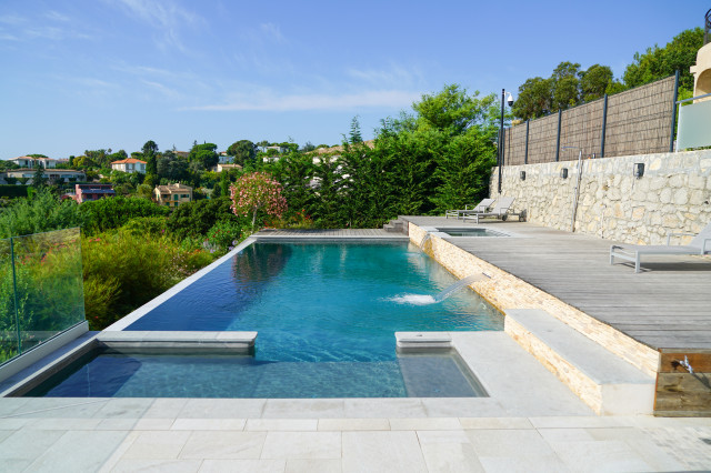 Réalisation d'une piscine rectangulaire à débordement - Contemporary ...