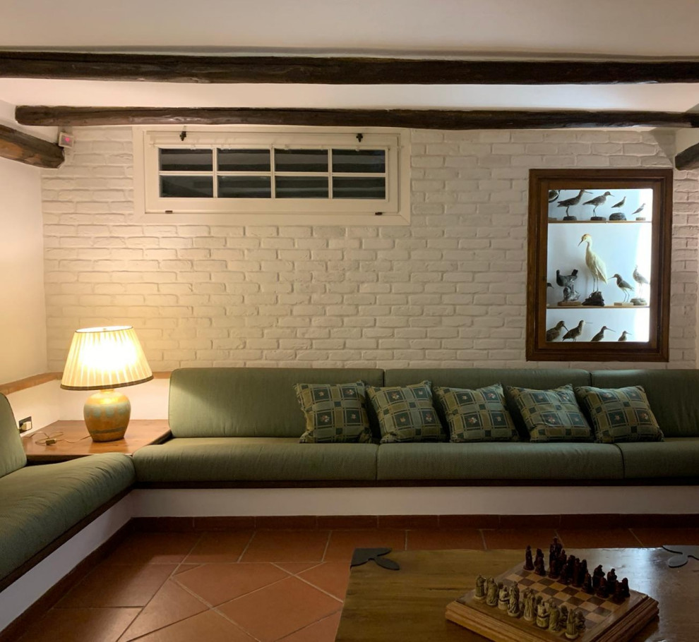 Rivestimento in mattoni bianchi a vista in una salahobby - Traditional ...