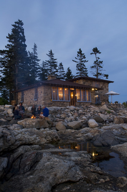 Houzz Tour: Vacation Cottage Defies a Stormy Coast