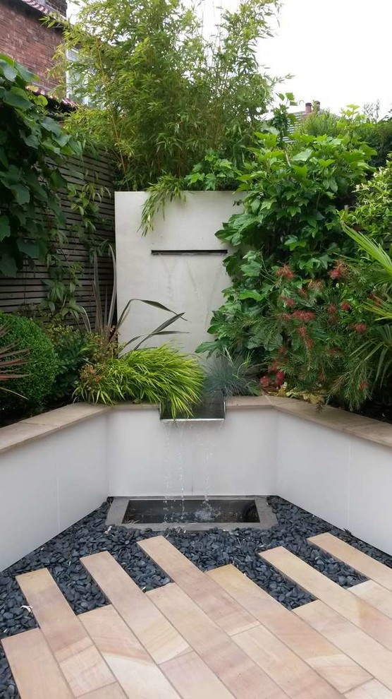 Contemporary courtyard triangular shaped garden - Contemporary ...