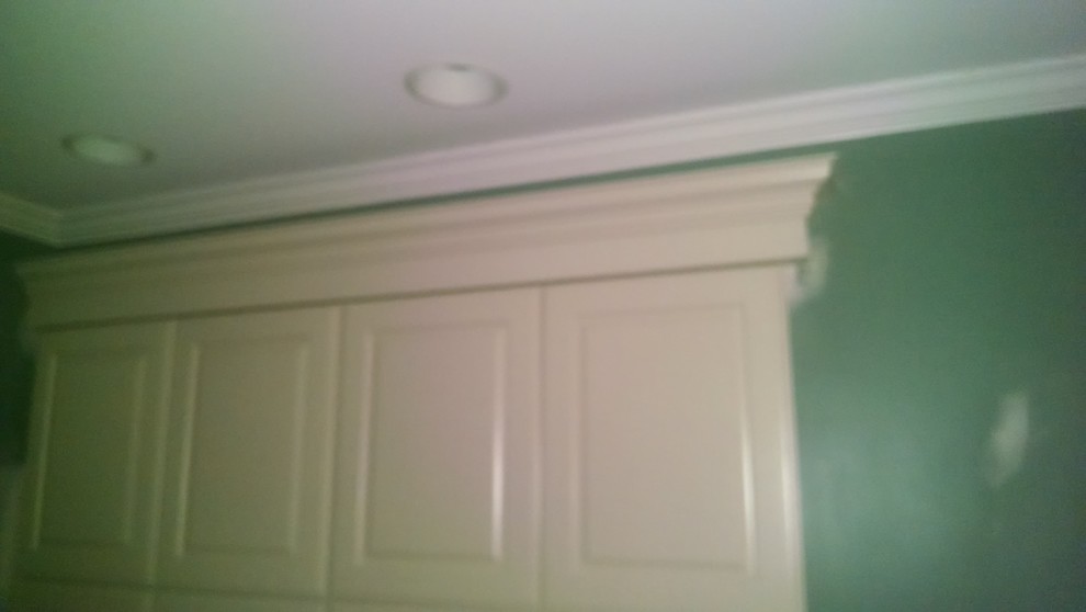 How to match white crown molding with cream cabinet molding?? | Houzz Forum