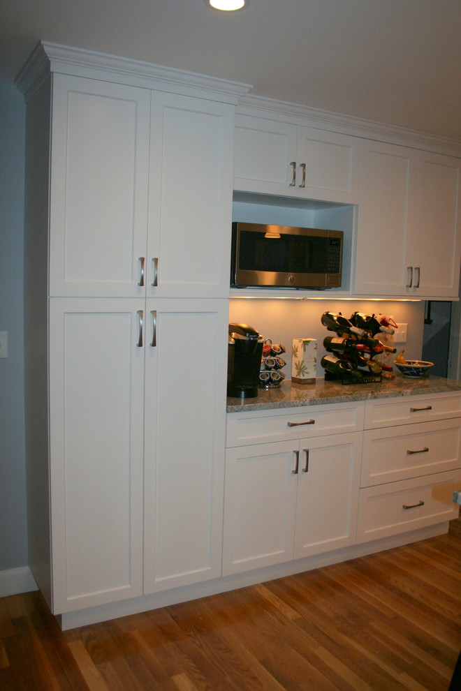 UltraCraft Avon door style in Arctic White with Silver Cloud Granite ...