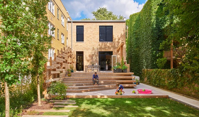 Innovative Deck Brings Privacy to a Narrow Chicago Backyard