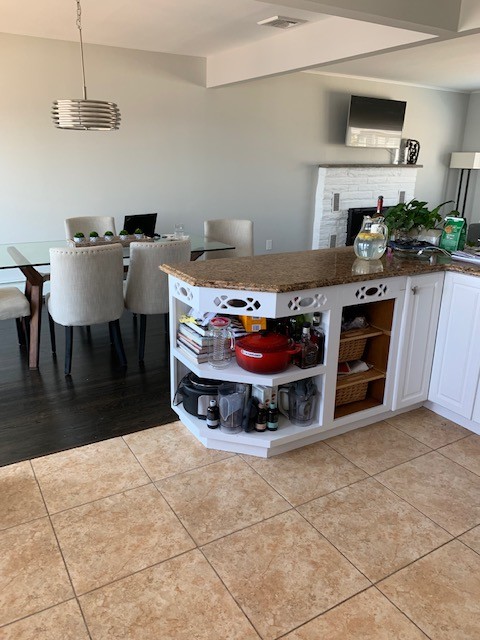 Two floors in kitchen & drop down / built in dining table from island
