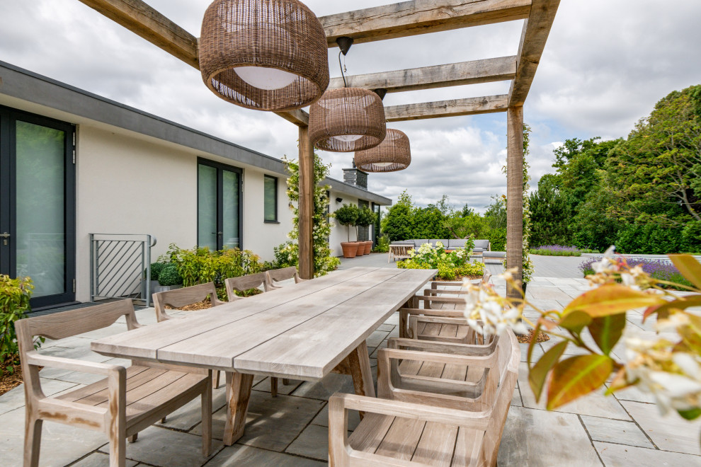 Pergola Dining Area - Mediterranean - Essex - by Stephane Lustig Garden ...