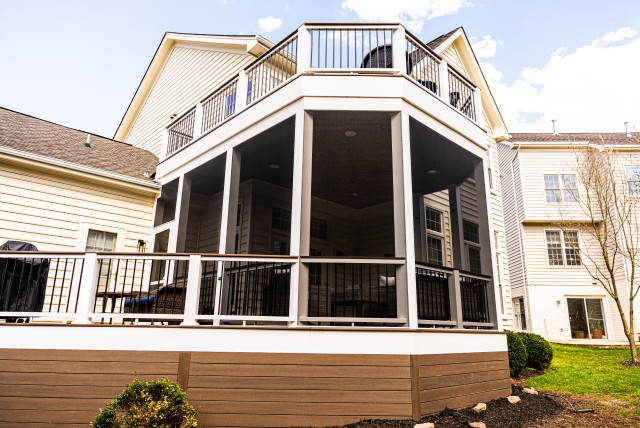 Great Falls Low Maintenance Screened Porch - Moderne - Porche ...