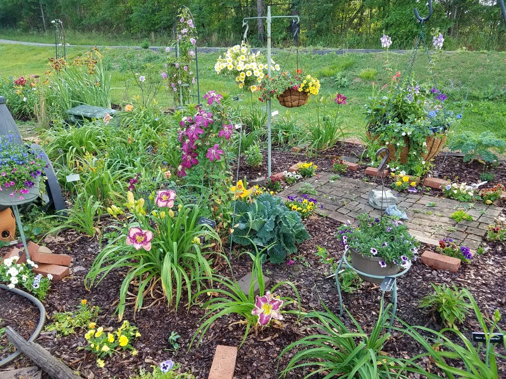 Julia Wanted Garden Photos
