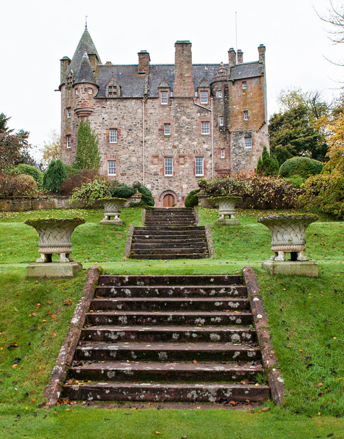 He’s Back! Touches of Harry Potter for the Home