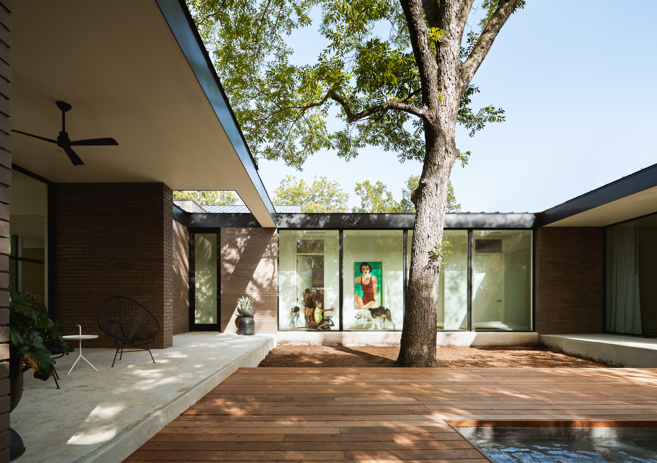 Houzz Tour: Midcentury-Inspired Home Built Around a Pecan Tree