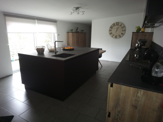 CUISINE CONTEMPORAINE SANS POIGNEE BOIS ET NOIR AVEC DEKTON KELYA ...