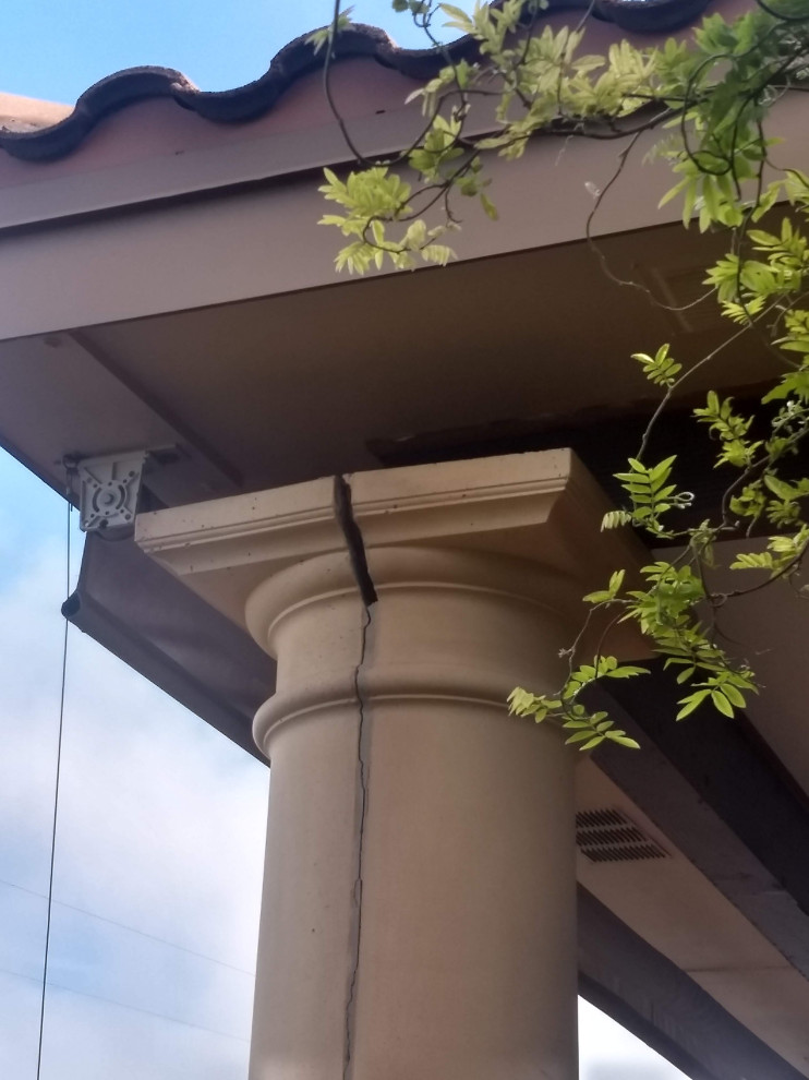 Big crack of concrete column, pillar