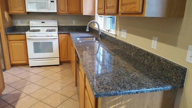 Brownie granite as the finishing touch to this warm country kitchen ...