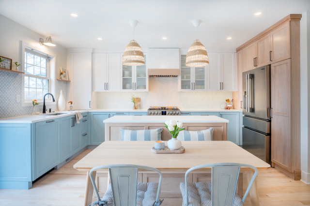 Kitchen of the Week: Airy Coastal Look With Clever Island Seating