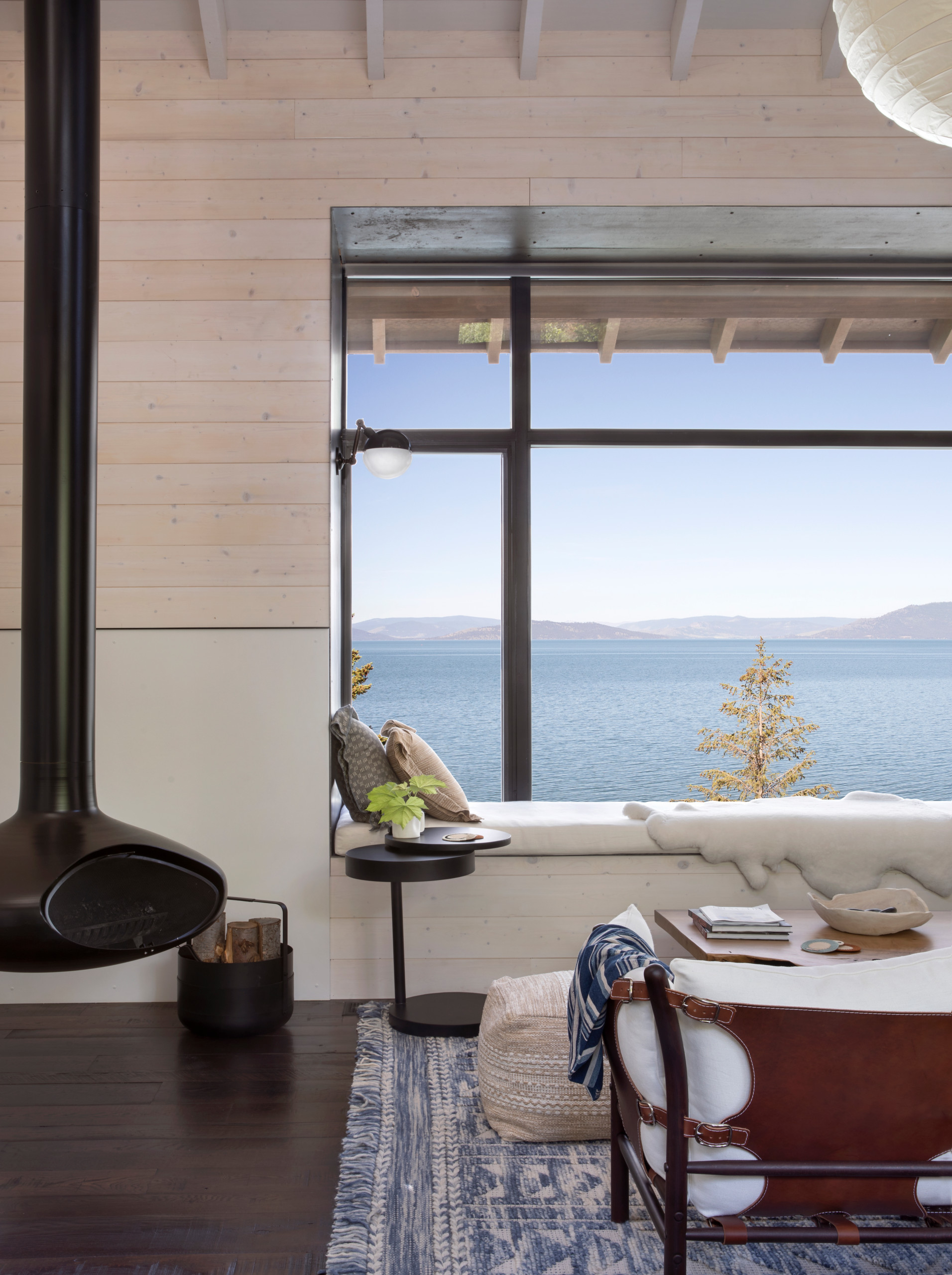 Houzz Tour: A Rustic Lakeside Home Designed for Family Gatherings ...