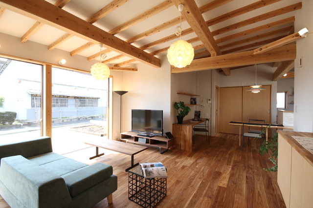 Houzz Tour: In Japan, a U-Shaped House Made With Natural Materials