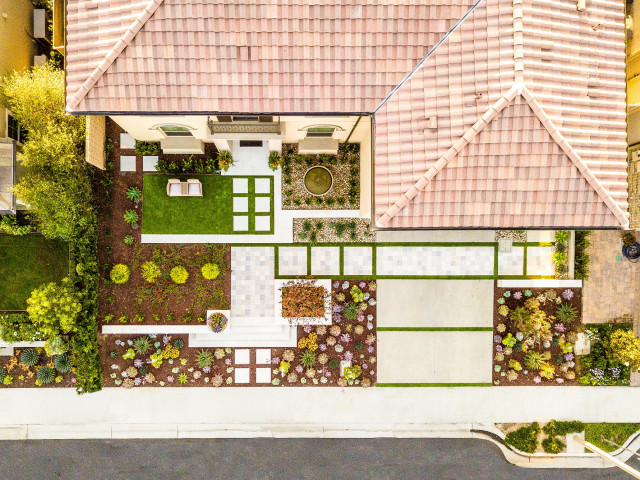 Contemporary Front Yard w/ Bird's Eye View - Asiático - Jardín - Orange ...