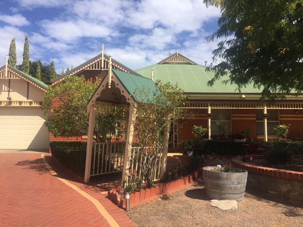 Modernising exterior of 90s red brick house | Houzz AU