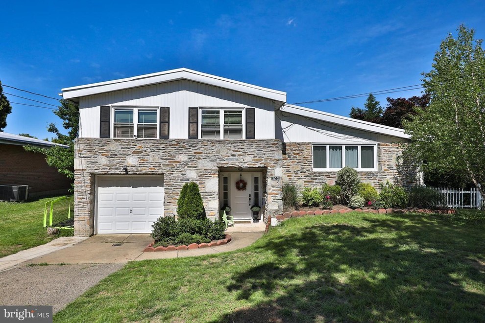 Need advice on the exterior of this 70's split level