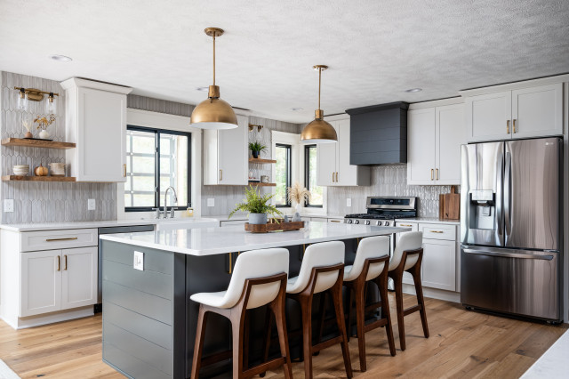 Kitchen of the Week: Open Plan With a White, Gray and Gold Style