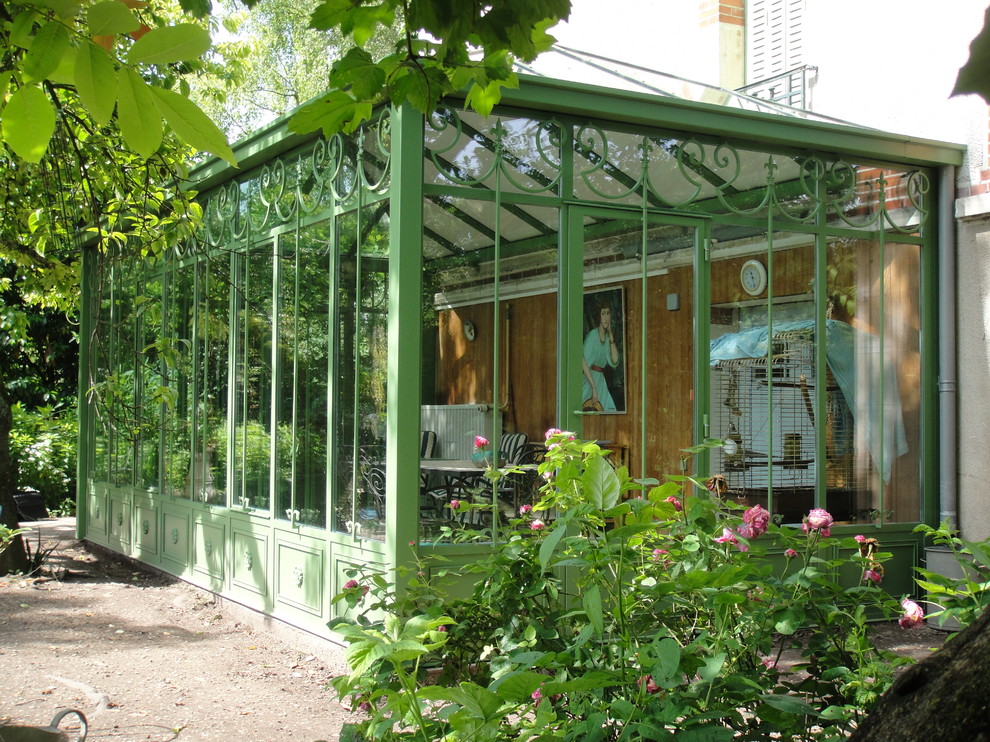 véranda atelier d'art ave décors en fer forgé - Midcentury - Sunroom ...