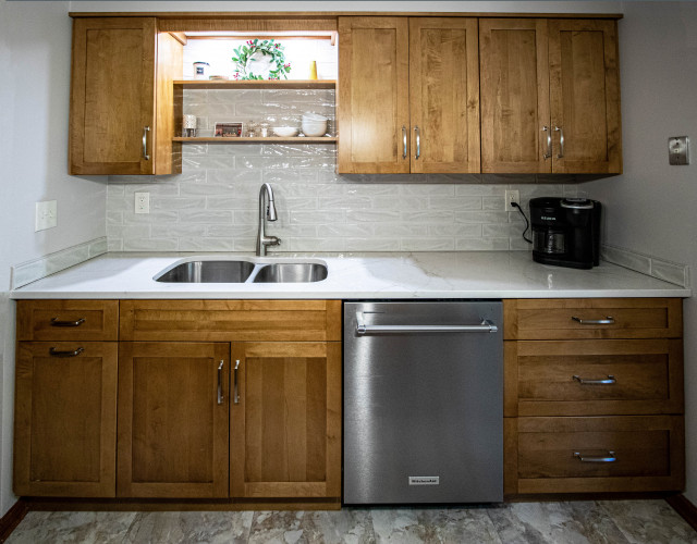 Toffee Stain Shaker Door Kitchen with Calacatta Valetin Quartz ...