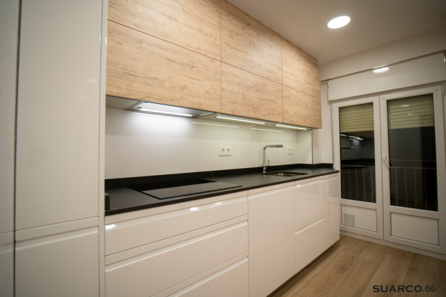 Cocina blanca y mader con encimera negra - Minimalistisch - Küche ...