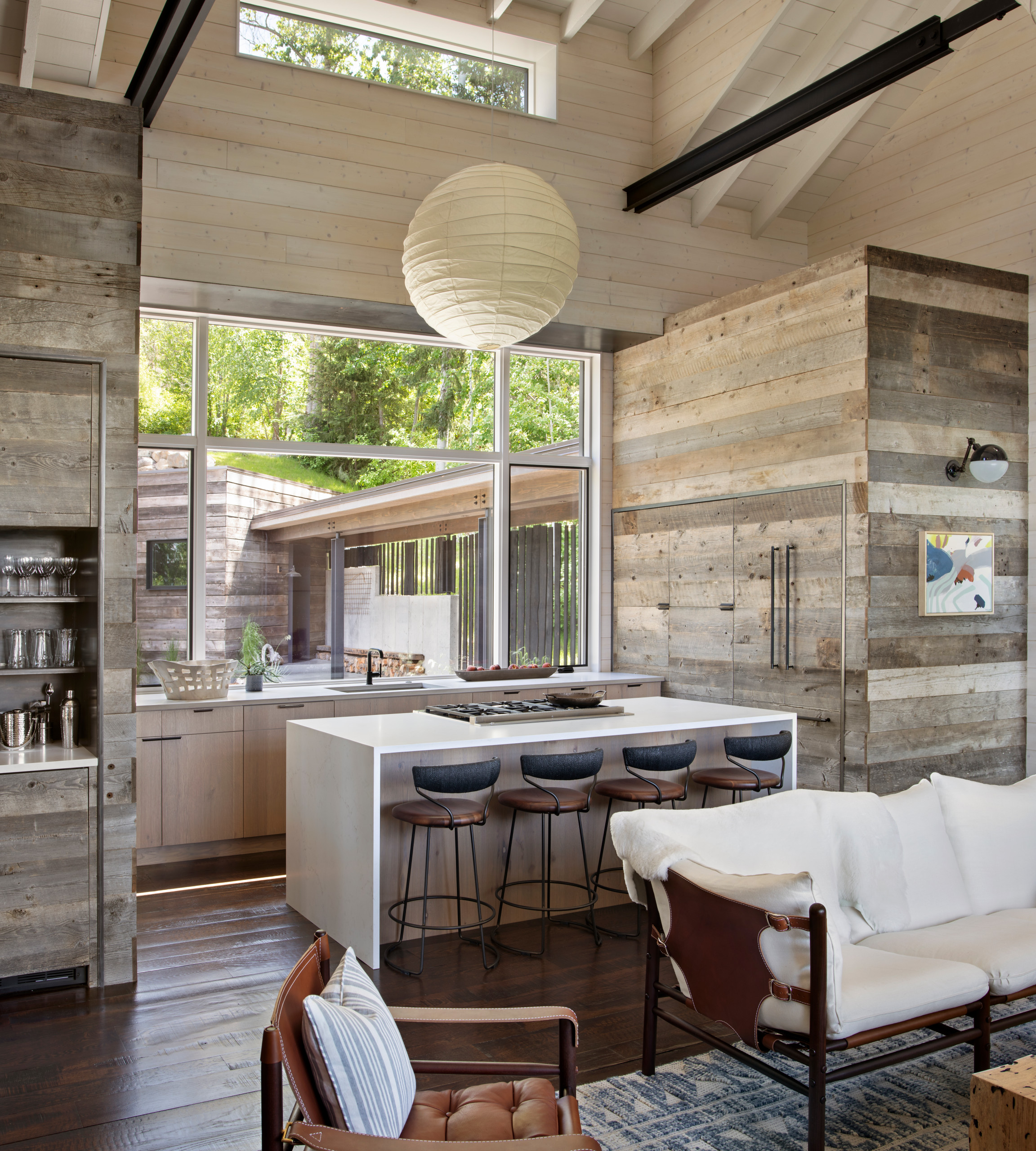 Houzz Tour: A Rustic Lakeside Home Designed for Family Gatherings ...