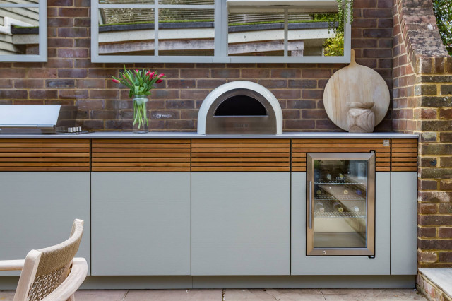 A contemporary outdoor kitchen masterpiece - Contemporary - Patio ...