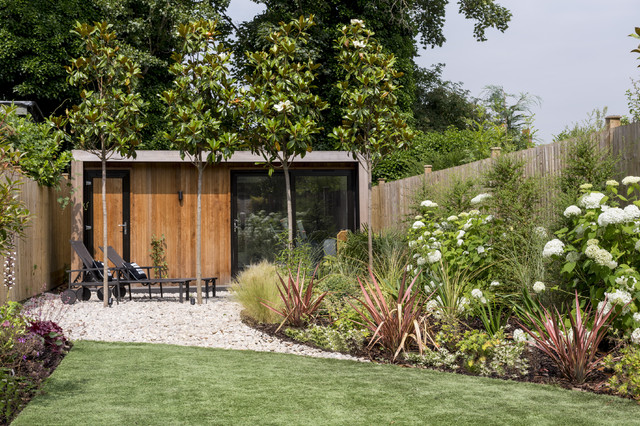 A Landscape Designer's Tricks in a Long Narrow Garden in London | Houzz AU