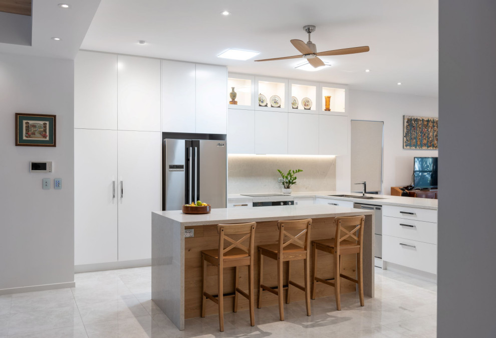Modern Sophistication in Sandgate Kitchen and Laundry - Moderne ...