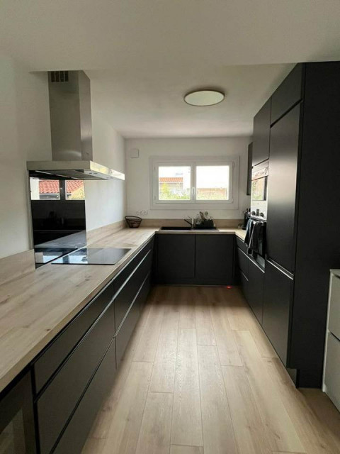 CUISINE DESIGN SANS POIGNÉE NOIRE ET BOIS CLÉ EN MAIN, MÉTRÉ, LIVRÉ ET ...