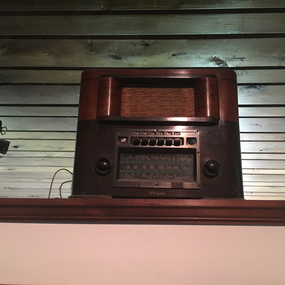 Tune In to Vintage Radios as Home Decor