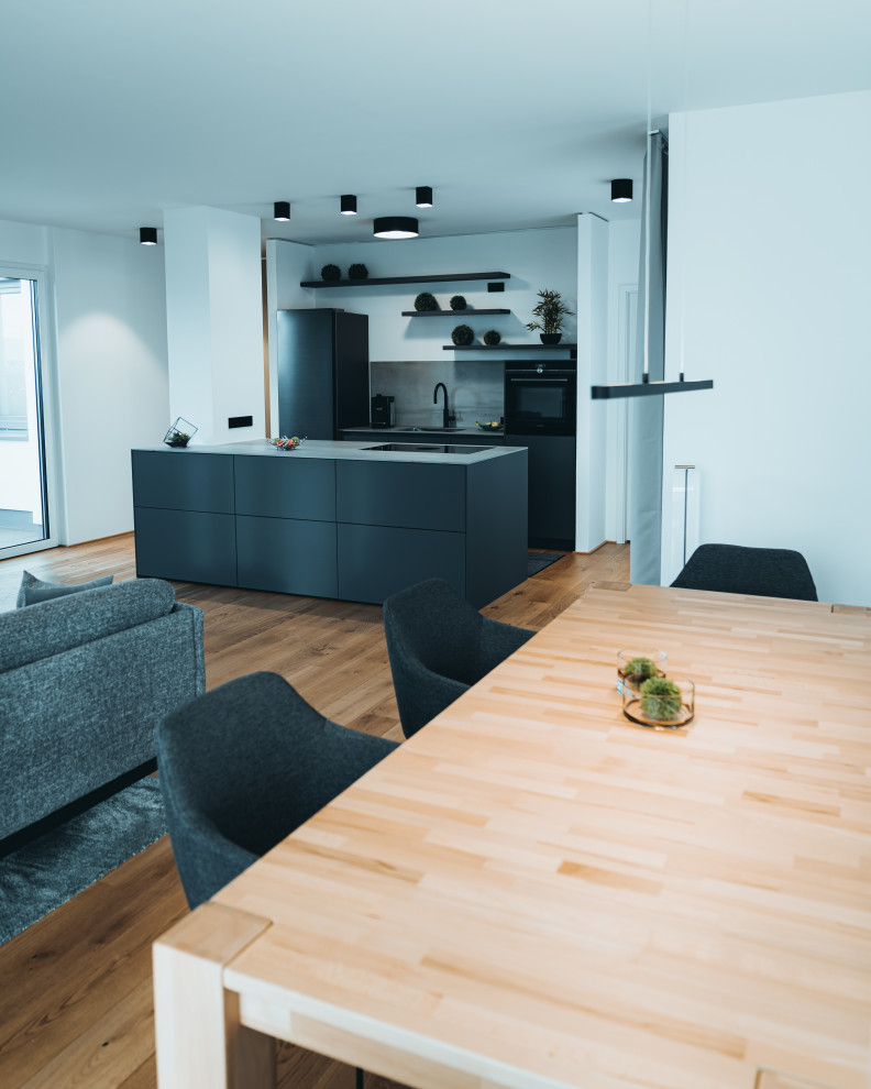 Modernes offenes Wohnkonzept mit mattschwarzer Küche - Modern ...