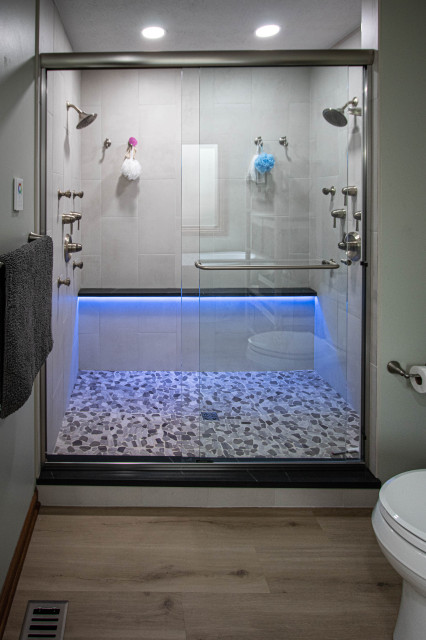 Tiled Shower with Lighted Shower Ledge and Free Standing Tub - Classique Chic - Salle de Bain ...