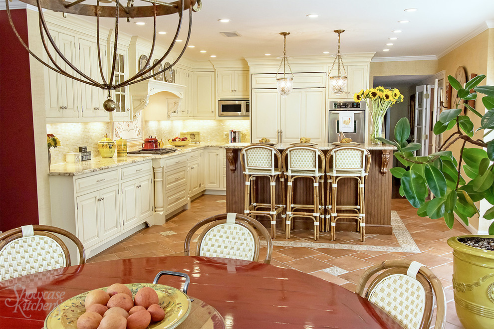 Bright and Homey - Traditional - Kitchen - New York - by Showcase Kitchens